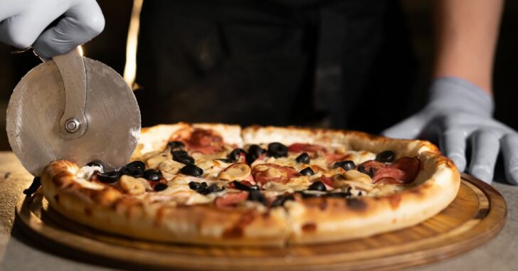 11 Unique And Best Pizza Cutters And Slicers Of 2023